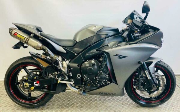 Yamaha YZF-R1 Tyre Guide - Two Tyres - Discount motorcycle tyres