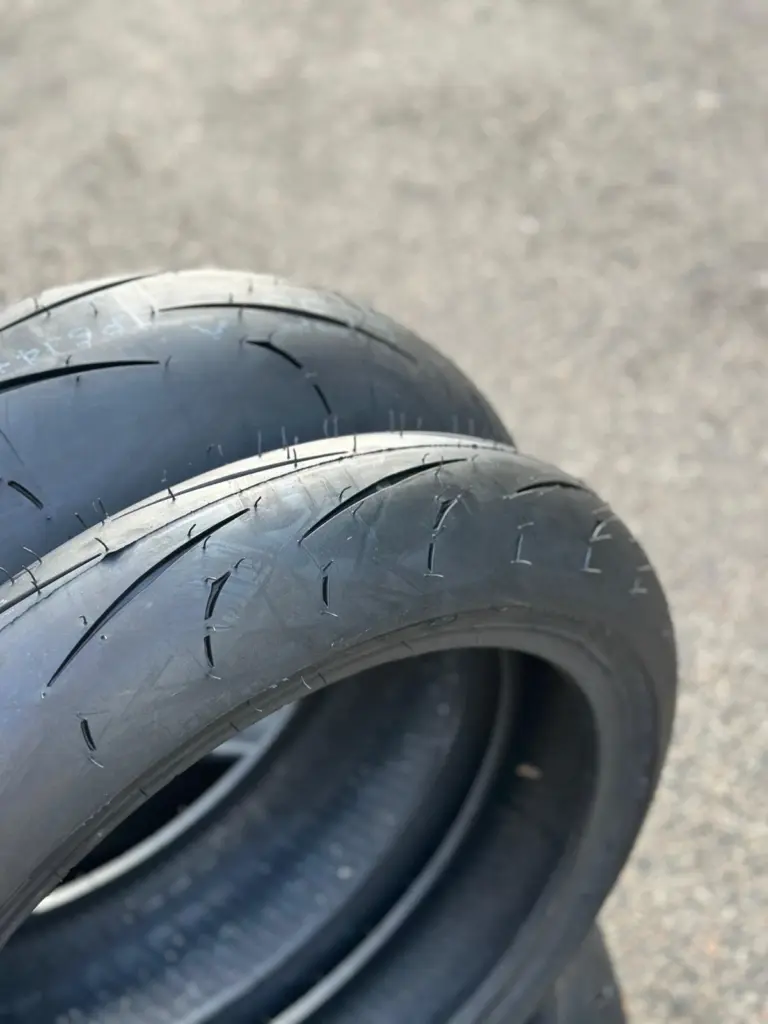 Dunlop D211 GP Racer - Road legal motorcycle trackday tyre